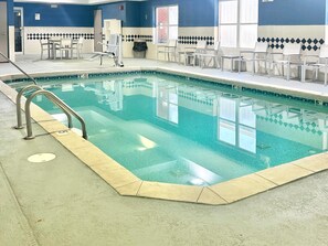 Piscina interior, espreguiçadeiras