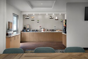 Café da manhã com buffet grátis todos os dias