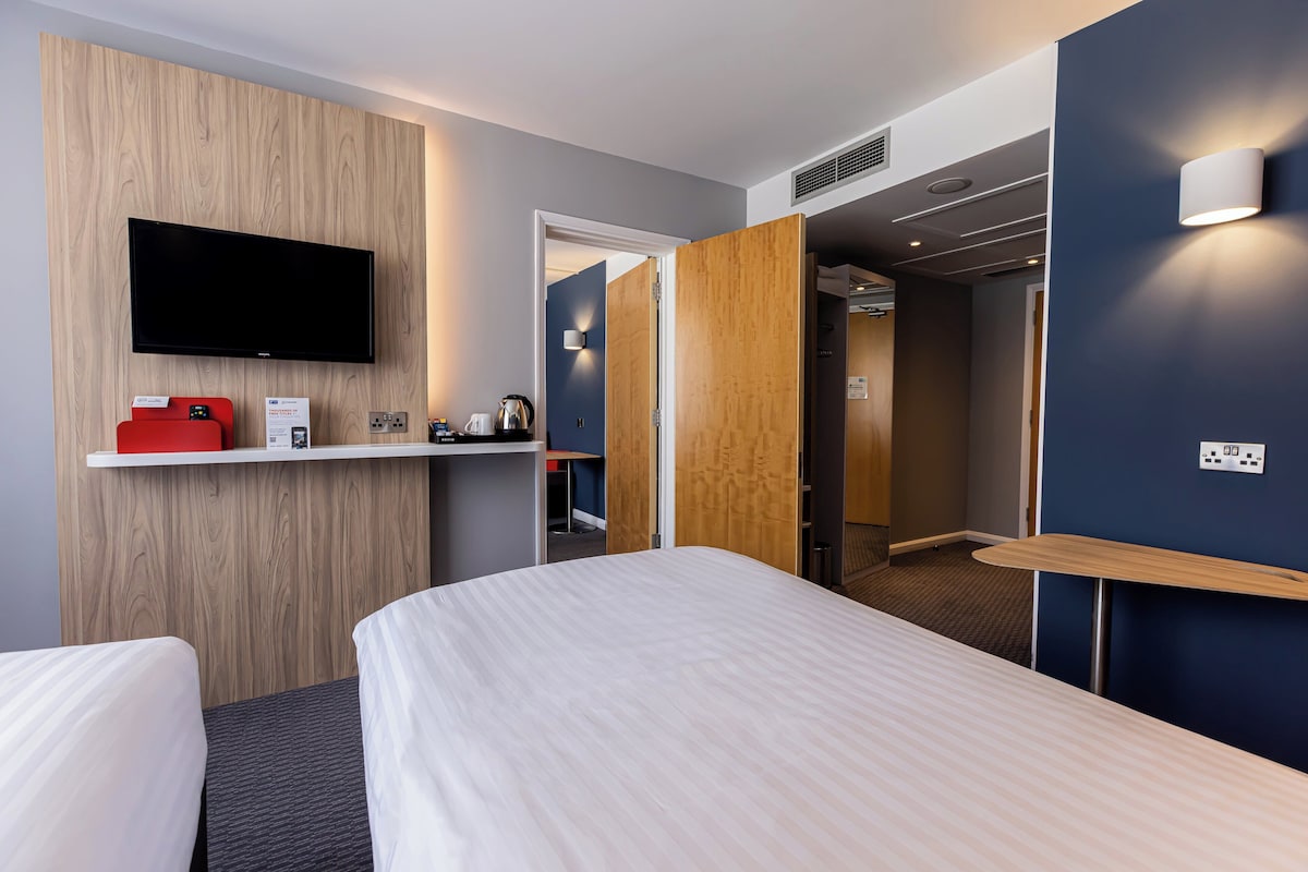 Quarto Standard, 2 camas individuais (with Free Hot Breakfast) | Secretária, cortinas/cortinados opacos, quartos insonorizados 