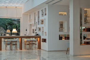 2 bares/lounges, um bar junto à piscina 