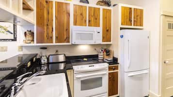 Apartamento luxo (Flat Two) | Cozinha privada | Micro-ondas, cafeteira/chaleira, produtos de limpeza, toalhas de papel