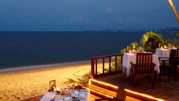 Serviço de café da manhã, almoço, jantar; vistas para a praia