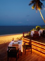 Serviço de café da manhã, almoço, jantar; vistas para a praia