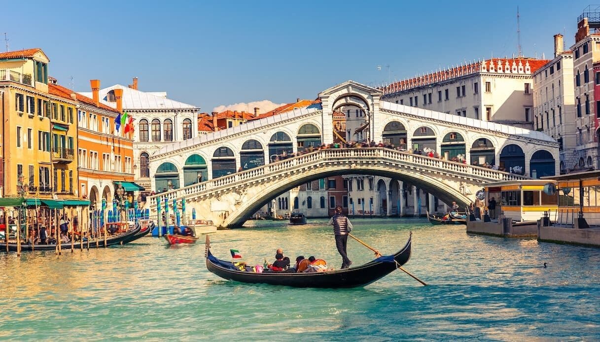Uma gôndola no Grande Canal em Veneza, com a Ponte dos Suspiros ao fundo.