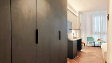 Quarto Duplo ou Twin Standard | Cofre no quarto, cortinas/cortinados opacos, ferro/tábua de engomar