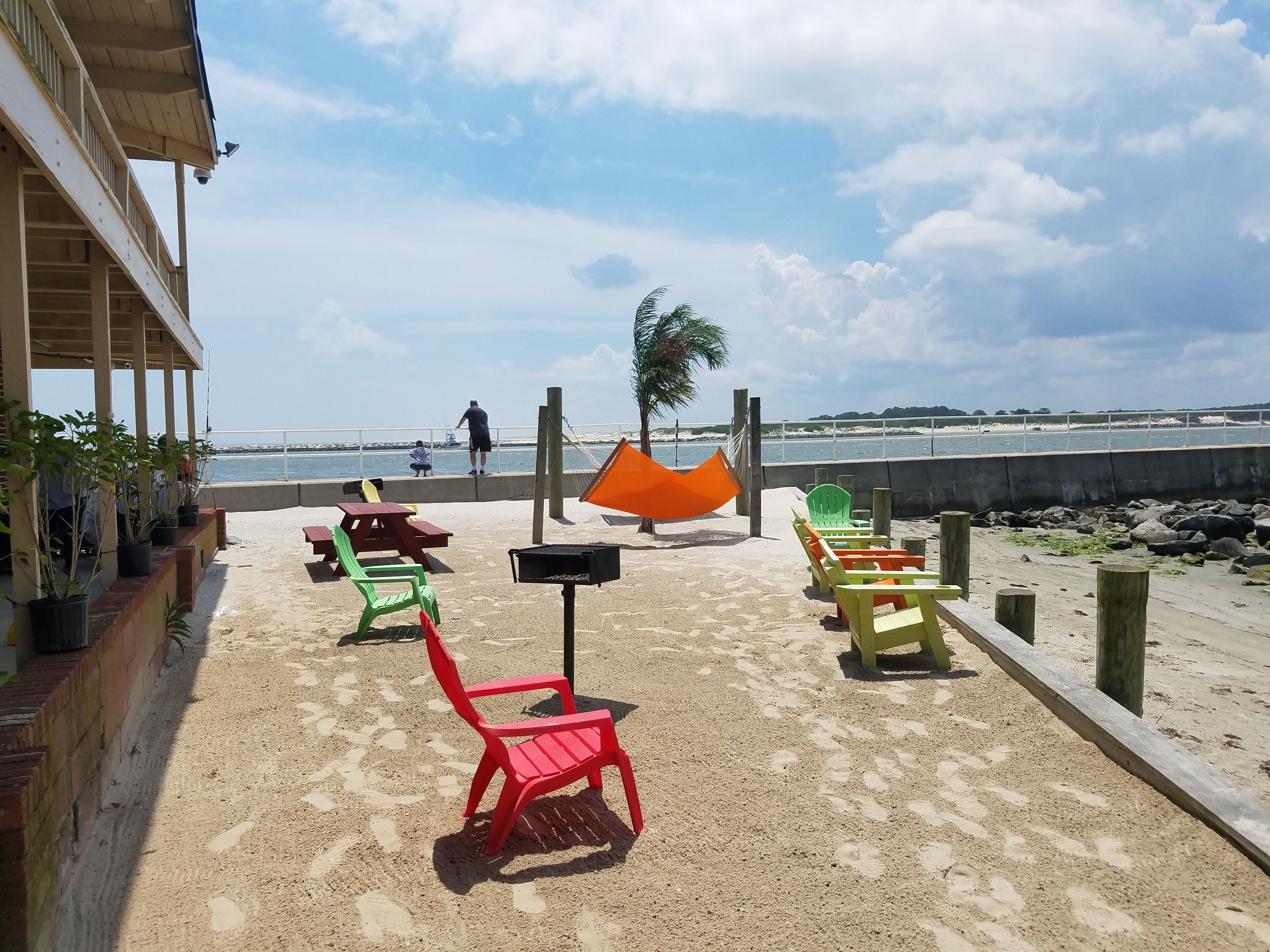 Terraço com espreguiçadeiras
