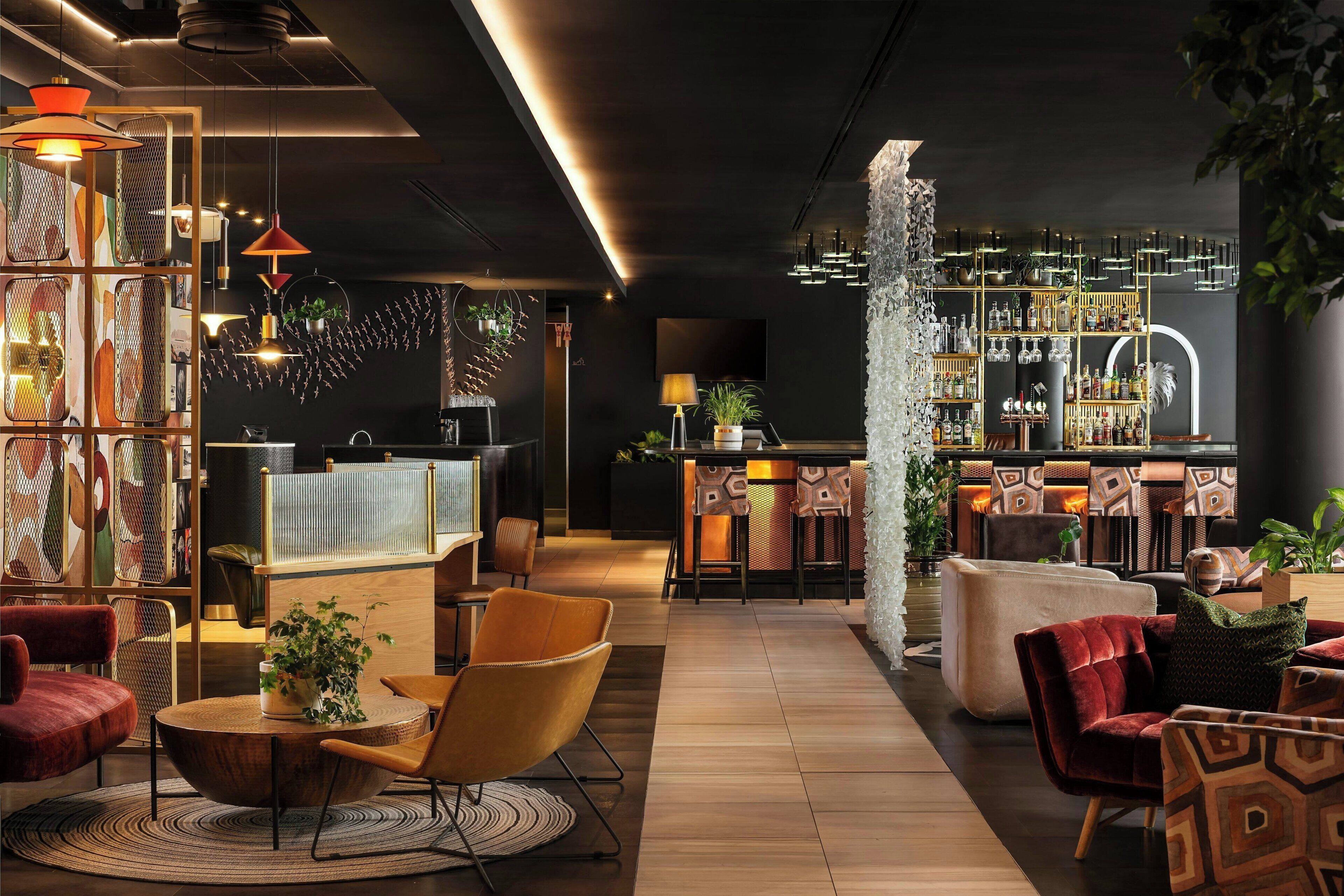 Serve pequenos-almoços, almoços e jantares 