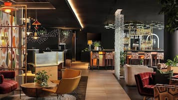 Serve pequenos-almoços, almoços e jantares