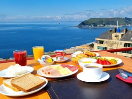Café da manhã com buffet grátis todos os dias