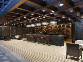 Este bar no lobby do hotel 