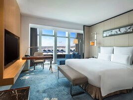 Quarto Executivo, 1 cama king-size, acesso ao Club Lounge | Minibar, cofre no quarto, secretária 