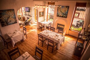 Um frigorífico no espaço comum, um micro-ondas no espaço comum 