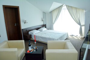 Maisonette (4 people) | Minibar, cofre no quarto, secretária, quartos insonorizados