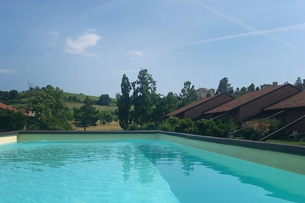 Piscina externa sazonal, guarda-sóis, espreguiçadeiras