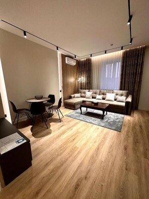 Suite Superior, 2 quartos | Minibar, cofre no quarto, secretária, cortinas/cortinados opacos 