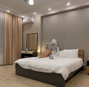 Quarto Deluxe | Minibar, cofre no quarto, secretária, cortinas/cortinados opacos 