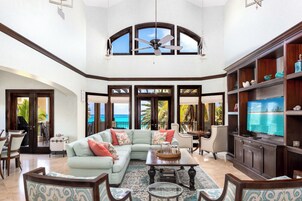 Penthouse de Luxo, 5 quartos, vista para o oceano | Sala | TV plasma, leitor de DVD, livros, filmes pagos