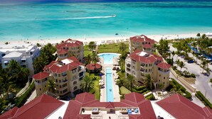 Resort com piscina, praia e vista para o oceano.
