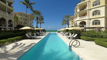 2 piscinas externas, guarda-sóis, espreguiçadeiras