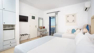 Quarto Triplo, vista para o mar | Cofre no quarto, com decoração personalizada, secretária