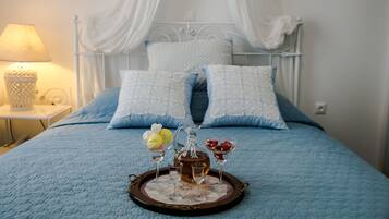 Suíte, 2 quartos, vista para o mar | Cofres nos quartos, individualmente decorados, escrivaninha