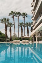 Piscina externa sazonal, guarda-sóis, espreguiçadeiras