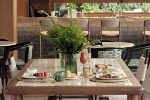 Café da manhã com buffet todos os dias (EUR 25 por pessoa)