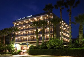 Fachada da propriedade à noite