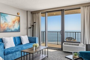 Quarto luxo, vista para o oceano | Área de estar | TV de tela plana