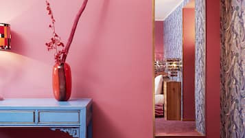 Large | Roupas de cama premium, edredons de pluma, frigobar, cofres nos quartos