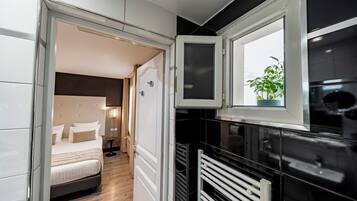 Quarto casal, varanda | Banheiro | Chuveiro, secador de cabelo, toalhas de banho