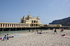 Perto da praia, praia de areia branca, autocarro para a praia, mergulho 