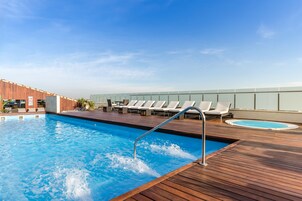 Piscina externa sazonal, guarda-sóis, espreguiçadeiras