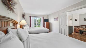 Two Queen Cottage - Not Pet Friendly | 1 quarto, escrivaninha, ferros/tábuas de passar roupa, Wi-Fi de cortesia