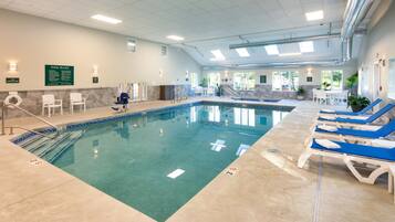 Piscina interna, funciona das 8h30 às 20h30, espreguiçadeiras