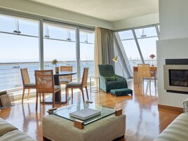 Suíte superluxo, vista para o mar | Roupas de cama premium, edredons de pluma