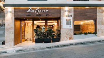 2 restaurantes, café da manhã, culinária italiana