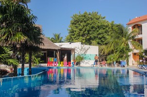 Piscina exterior, guarda-sóis