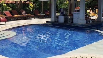 2 piscinas exteriores, espreguiçadeiras