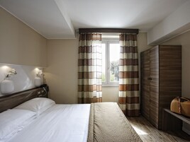 Quarto casal superior | Frigobar, escrivaninha, quartos à prova de som
