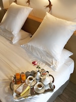 Quarto casal superior | Frigobar, escrivaninha, quartos à prova de som