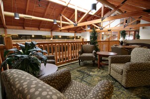 Quarto básico, 2 camas Queen | Vista para o pátio