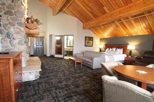 Secretária, cortinas/cortinados opacos, ferro/tábua de engomar 