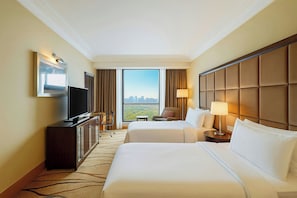 Quarto duplo luxo, 2 camas de solteiro, vista para a cidade, ao lado da piscina | Edredons de pluma, camas com colchões pillow-top, frigobar