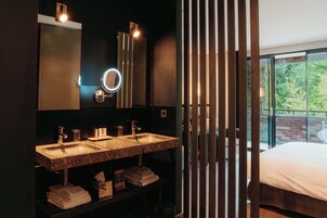 Quarto standard, 1 cama King | Banheiro | Banheira e chuveiro separados, produtos de toalete de grife