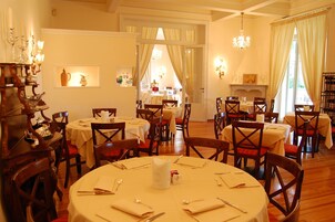 Pequeno-almoço tipo buffet diário mediante uma taxa 