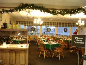 Pequenos-almoços e almoços servidos, incluindo cozinha do sul dos EUA 