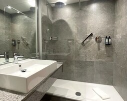 Produtos de toalete biodegradáveis, secador de cabelo, toalhas de banho