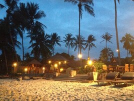 Fachada do alojamento (tarde/noite)