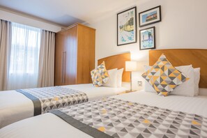 Quarto Standard, 2 camas individuais | Cofre no quarto, secretária, ferro/tábua de engomar 